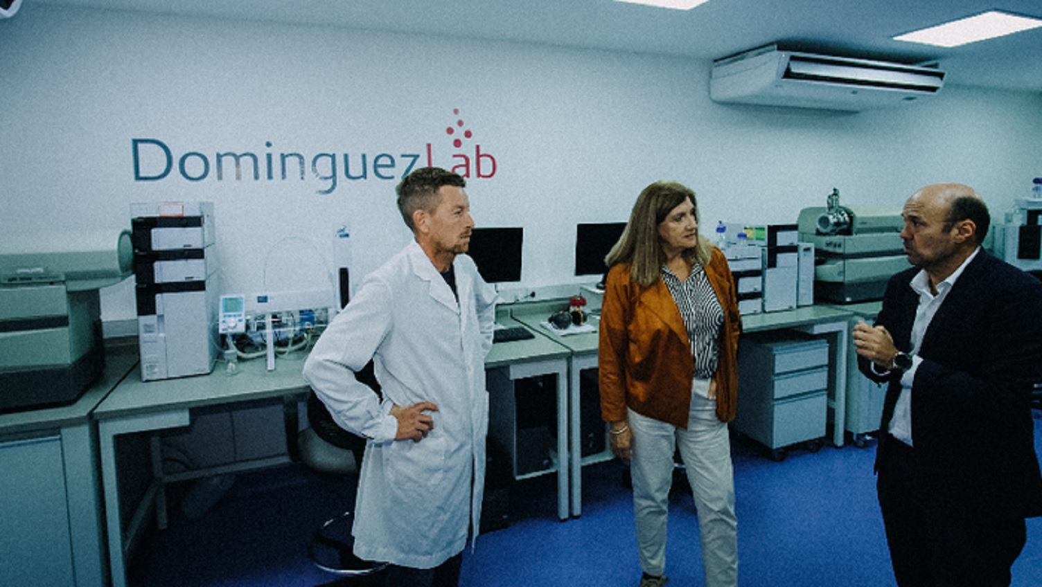 Romero recorrió las instalaciones del laboratorio Dominguez Lab ...