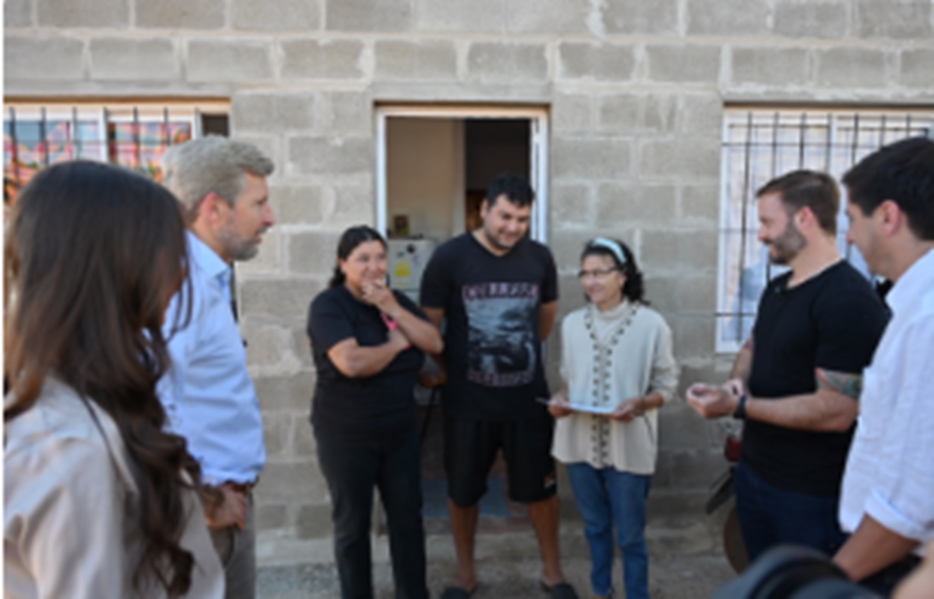 Frigerio y Azcué entregaron documentación de viviendas en el barrio ...