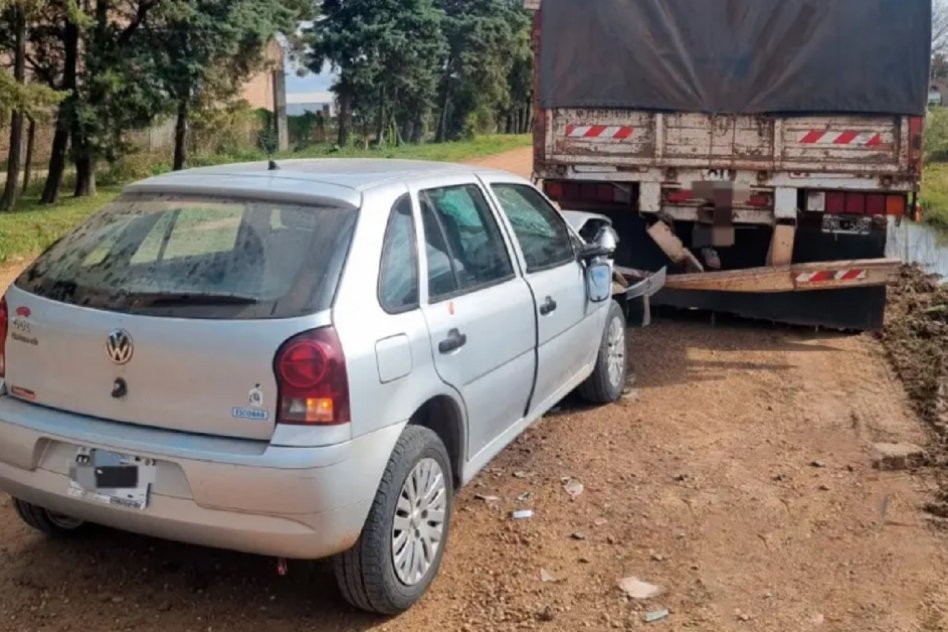 Madre e hijos sufrieron lesiones al chocar su auto contra un acoplado ...